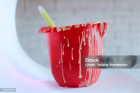 붉은 깊은 그릇과 숟가락 흰색 바탕에 물방울과 그릇에 팬케이크에 대 한 액체 반죽 보울에 대한 스톡 사진 및 기타 이미지 보울 빨강 팬케이크 Istock