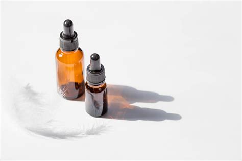 뷰티 살롱 브랜딩의 레이아웃 흰색 배경에 화창한 날에 유리 드롭퍼 병과 펜 천연 유기농 에코 화장품 0명에 대한 스톡 사진 및 기타 이미지 Istock