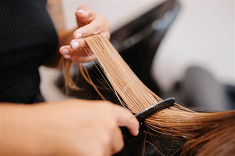 그녀의 젖은 머리를 받고 여자의 닫기 후에 그것을 세척 하는 미용실 헤어 스타일리스트에 대한 스톡 사진 및 기타 이미지 헤어