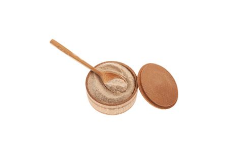 흰색 바탕에 숟가락이 있는 나무 그릇에 담긴 차전자피 으깬 차전자피 씨앗과 껍질은 요리에 사용됩니다 식이 섬유 식품 보충제 가루로 빻은에 대한 스톡 사진 및 기타 이미지