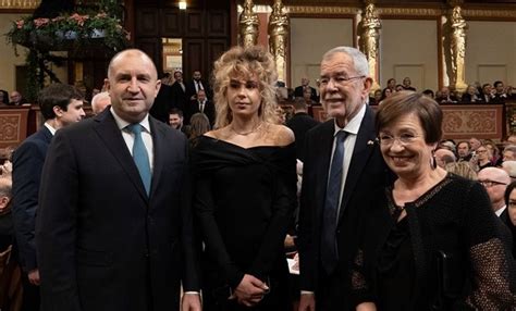 Дарина Радева за баща си Аз съм неговата слабост Вижте с коя песен дъщерята на президента го