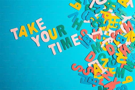 파란색 배경에 다채로운 문자와 숫자 더미 사진 Unsplash의 걸리다 이미지