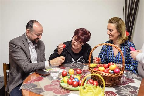 ФОТО Фатмир Битиќи на гости за Велигден се кршеше со велигденски јајца