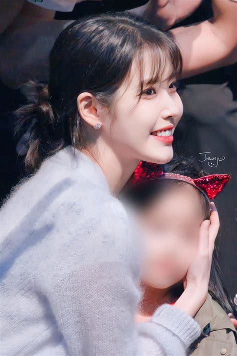 지은지🐥🐣 On Twitter 230513 드림 무대인사 애기 꽉 안아주는 다정한 언니🧡🧡🐣 아이유 이지은