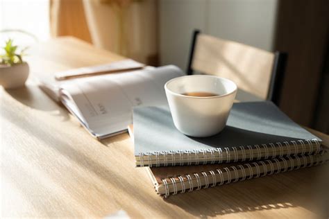 플래너는 캘린더 책에서 회의 의제를 작성하고 집에서 일합니다 주최자가 사무실 책상에서 시간표 일일 약속 및 관리 작업을 계획하기