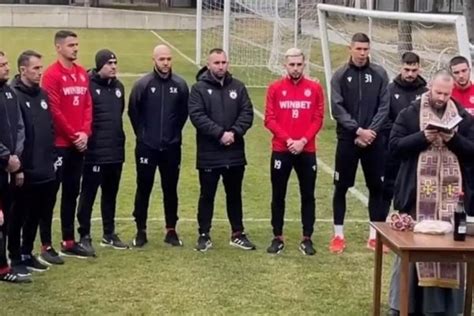 Поп чете молитва за титла на ЦСКА