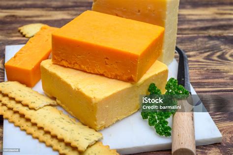 레스터셔 치즈 또는 레드 레스터와 성숙한 체다 젖소 우유로 만든 다양한 영국 하드 치즈 0명에 대한 스톡 사진 및 기타 이미지 0명 델리카트슨 레스터 Istock