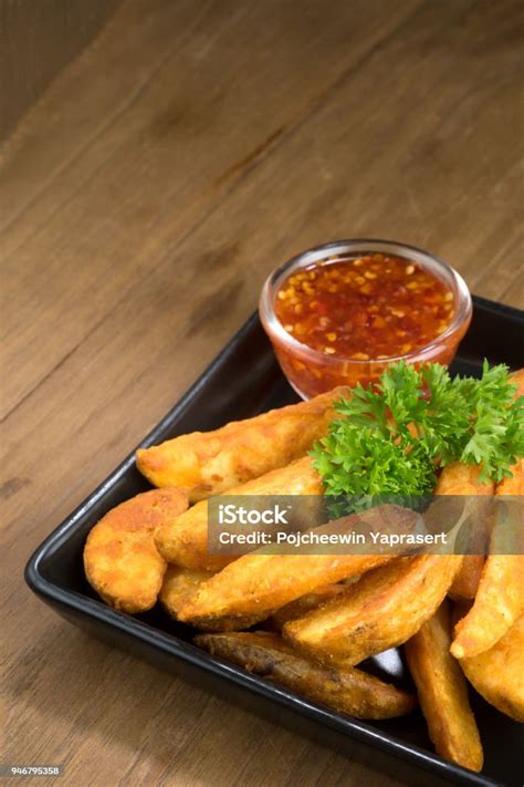 감자 튀김 칩스 손가락 칩 튀긴된 감자를 잘라는 일반적인 패스트 푸드 토마토 소스 케첩 식초 마요네즈와 함께 제공 감자 요리에 대한 스톡 사진 및 기타 이미지 Istock