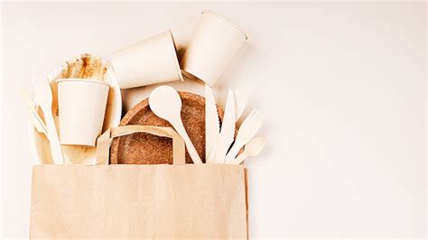 에코 공예 종이 식기 컵 패스트 푸드 용기 재활용 환경 친화적 인 개념 일회용 에코 칼 붙이 접시 숟가락 나이프 가벼운 배경에