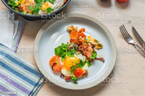 신선한 소박한 아침 식사베이컨 양파 밝은 나무 배경에 접시에 체리 토마토와 계란 0명에 대한 스톡 사진 및 기타 이미지 0명 건강한 생활방식 계란 노른자 Istock