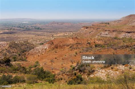 마다가스카르의 풍경 논 언덕과 계곡 작고 단순한 집과 마른 초원이있는 마다가스카르 시골의 전형적인 풍경 큰 침식으로 황폐화 된 환경 0명에 대한 스톡 사진 및 기타 이미지