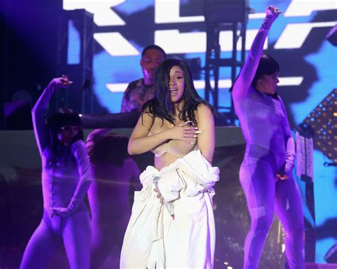 20 Celebrity Wardrobe Malfunction Moments Fans Cant Unsee Bored Panda