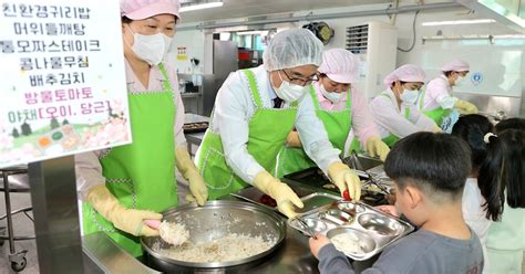 윤건영 충북교육감 저염식단 초교 찾아 건강한 식습관 강조