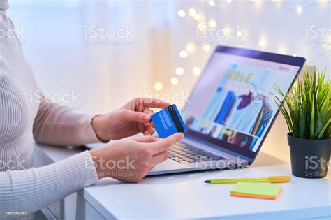 신용 카드와 노트북을 사용하여 온라인으로 상품 및 구매 비용을 지불합니다 전자 상거래와 현대 생활 방식 블랙 프라이데이의 판매 및 할인 25 29세에 대한 스톡 사진 및