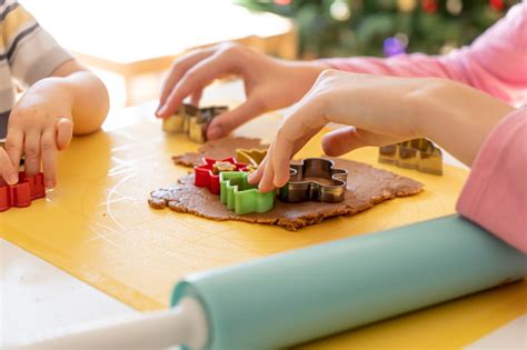 선택적 초점 다양한 크리스마스 쿠키 커터와 진저 브레드 쿠키를 만드는 아이들 진저 브레드 반죽 가족 크리스마스 순간 2명에 대한 스톡 사진 및 기타 이미지 Istock