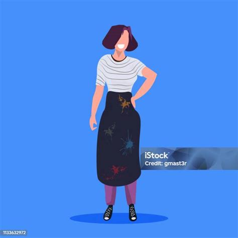 여자 화가 어두운 앞치마 스탠 딩 포즈 전문 직업 개념 행복 한 여성 만화 캐릭터 전체 길이 플랫 파란색 배경 갈색 머리에 대한 스톡 벡터 아트 및 기타 이미지 Istock