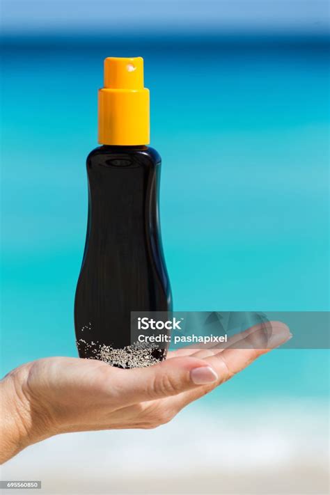 청록색 카리브 해 물에 대 한 여성의 손에 선스크린 보호 크림 튜브 갈색에 대한 스톡 사진 및 기타 이미지 갈색 개인 장식품 관광 Istock