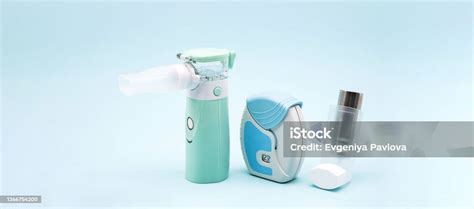 다른 천식 흡입기 흡입을 위한 에어로졸 기관지 천식의 치료 Copd 폐 염증을 치료하고 천식 발작을 예방하기위한 의약품 천식에 대한 스톡 사진 및 기타 이미지 Istock