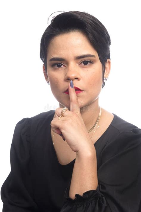 Joven Linda Mujer De Negocios Con El Dedo En La Boca Pidiendo Silencio