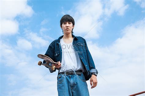 스케이트 보드와 함께 걷는 남자 사진 무료 다운로드 Lovepik