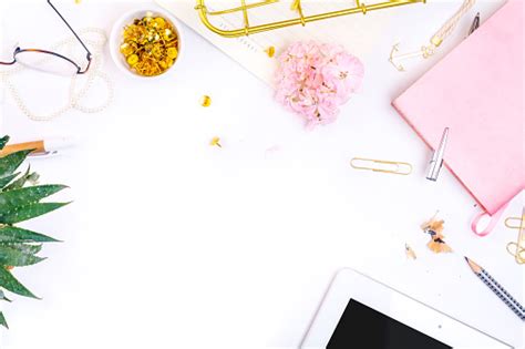 직장 이랑 분홍색 가죽 노트북 안경 흰 태블릿와 흰색 배경 평면도에 황금 액세서리 평면 복사 공간을 놓으십시오 여성 작업 스타일 개념입니다 개념과 주제에 대한 스톡 사진 및