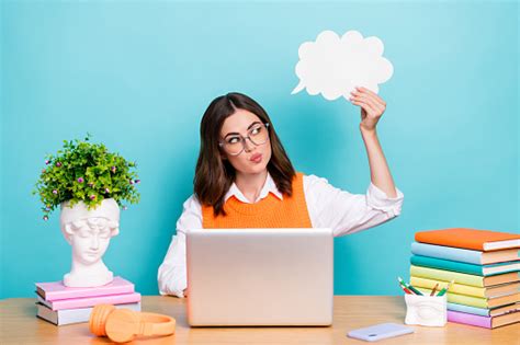 마음 지친 영리한 아가씨의 사진은 세련된 옷을 입고 집에 앉아서 종이 카드를 보고 질문 딜레마를 생각합니다 흠 청록색 배경에 고립되어 있습니다 20 24세에 대한 스톡 사진