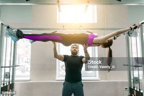 Kinesis 기술 운동 요법 건강 한 라이프 스타일 Kinesio 나노 기계를 사용 하 여 개인 강사와 재활 운동을 하 고 젊은 여자 접골사에 대한 스톡 사진 및 기타