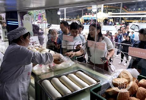 搬迁在即趁国庆假期怀念一下 洋人街连续3天游客超过10万人次 上游新闻汇聚向上的力量
