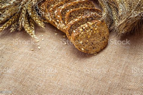 빵을 자른다 린넨 질감 배경에 밀 곡물 귀 또는 스파이크 식물소박한 전통 빵의 신선한 덩어리 거친 빵과 부스러기가있는 호밀 빵집 바이오 성분 매우 건강한 씨앗 0명에 대한