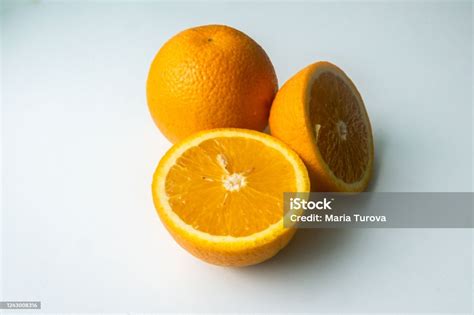 흰색 테이블에 고립 된 오렌지 과일 의 그룹 오렌지를 잘라 위에서 보기 감귤류 과일에 대한 스톡 사진 및 기타 이미지 감귤류 과일 건강관리와 의술 과일 Istock