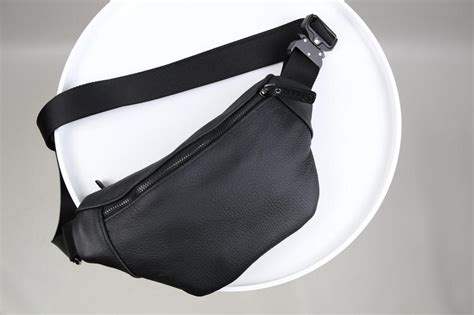 Бананка із натуральної шкіри шкіряна сумка на пояс — ціна 1550 грн у каталозі Бананки Купити