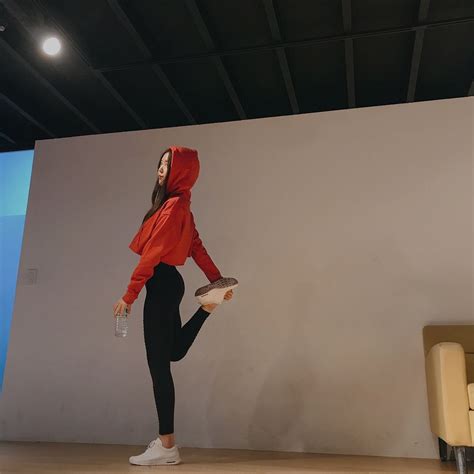 Naeun Shows Off Her Picture Perfect Butt In Skin Tight Leggings