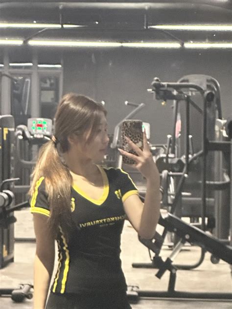 穿瑜伽裤的女生长什么样