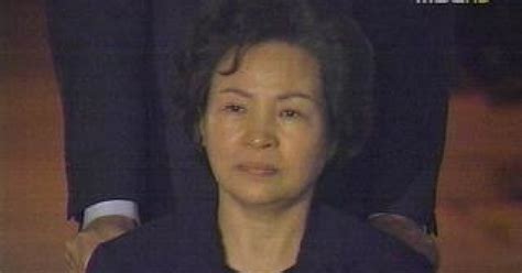 盧 전 대통령 입관식 휠체어 탄 권양숙 여사