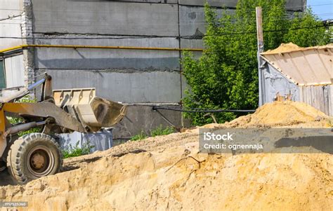 트랙터는 자갈로 국자를 수집합니다 굴삭기는 콘크리트 혼합 모래와 자갈을 추출합니다 건설 산업에 대한 스톡 사진 및 기타 이미지 건설 산업 건설 장비 건설 현장