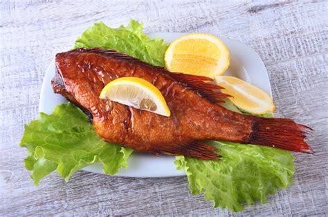 훈제 물고기와 나무 절단 보드 흰색 배경에 고립에 녹색 상 추 잎에 레몬 0명에 대한 스톡 사진 및 기타 이미지 0명 건강한 식생활 고등어류 Istock