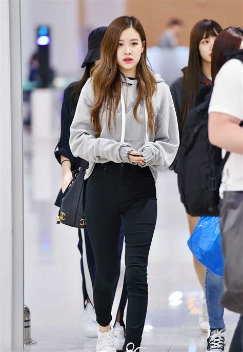 Blackpink Member Roses Fashion And Her Best Airport Looks Therealfeeds
