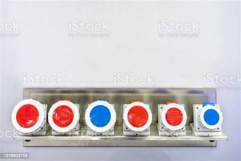 복사 공간이있는 선반에 산업용 전기 고전압용 다양한 다채로운 빨간색 파란색 전기 기계 전원 플러그 커넥터 0명에 대한 스톡 사진 및 기타 이미지 Istock