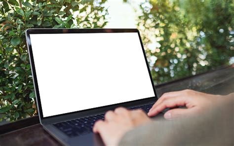 야외에서 빈 흰색 바탕 화면으로 랩톱 컴퓨터에서 사용하고 입력하는 여성 개념에 대한 스톡 사진 및 기타 이미지 개념 공란 노트북 Istock