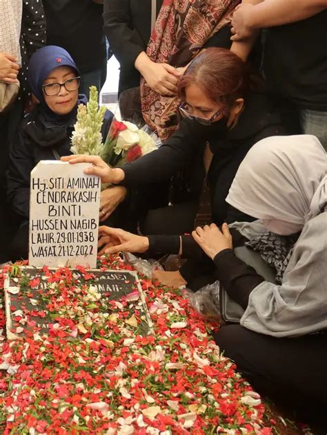 10 Potret Suasana Pemakaman Mak Nyak Diiringi Isak Tangis Keluarga Photo