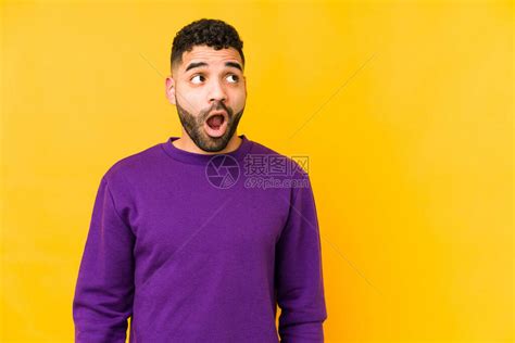 阿拉伯裔青年混血人因为她所看到的事情而孤高清图片下载 正版图片504089335 摄图网
