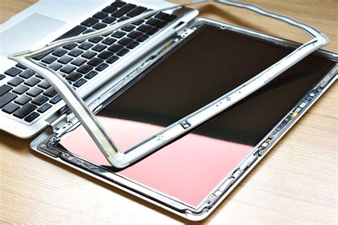 컴퓨터 노트북 수리 서비스 개념의 근접 촬영 보기 하드웨어 및 목재 기술에 깨진된 Pc 화면 배경 노트북 문제 및 유지 보수 깨짐에 대한 스톡 사진 및 기타 이미지 Istock