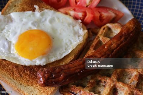 소시지 와플 튀긴 계란 생 토마토 접시에 흰 토스트 높은 전망의 전체 영어 아침 식사 튀김의 요소를 보여주는 클로즈업 이미지 0명에 대한 스톡 사진 및 기타 이미지 Istock