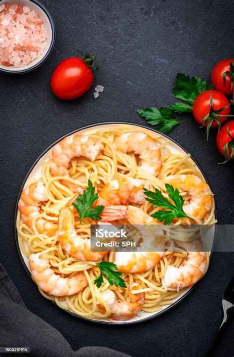 새우 올리브 오일 파슬리를 곁들인 스파게티 파스타를 검은 테이블 배경에 접시에 담았다 평면도 건강한 생활방식에 대한 스톡 사진 및 기타 이미지 Istock