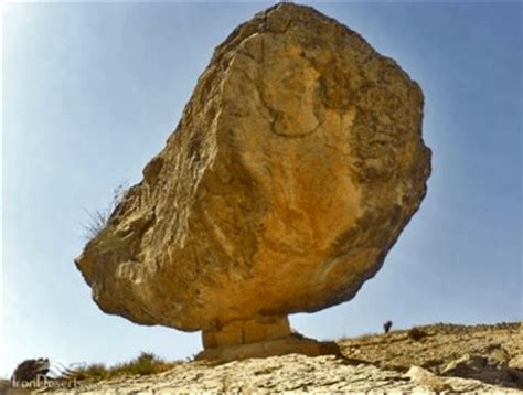 سنگی عجیب در ایران که ۱۵۰ سال بین زمین و هوا معلق مانده استعکس