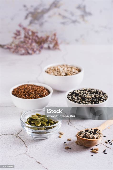 호박 아마 참깨 해바라기 씨와 여성 호르몬의 균형 수직 보기 0명에 대한 스톡 사진 및 기타 이미지 0명 개념 건강관리와 의술 Istock