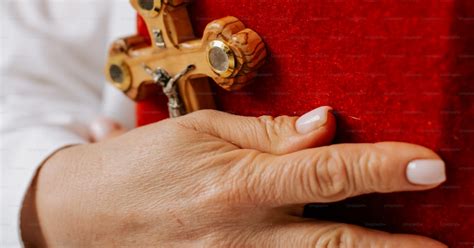 십자가가 달린 빨간 책을 들고 있는 여자 사진 Unsplash의 성경 십자가 이미지