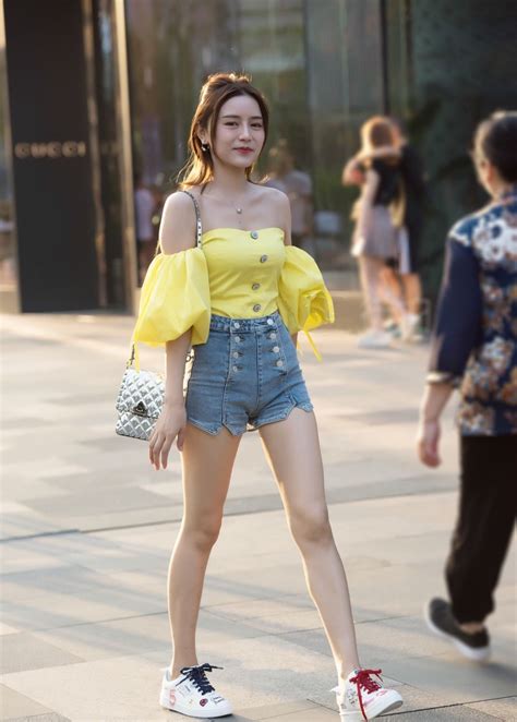 夏天穿衣不需要太花哨，色彩清新靓丽些，一样可以穿出女神气质！