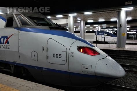 서울역 출발 대기중인 Ktx 고속 철도 Yanggiri 사진 서울 서울역 출발 대기 대기중 Ktx 고속 철도 예매 명절 열차 요금 코레일 철도청