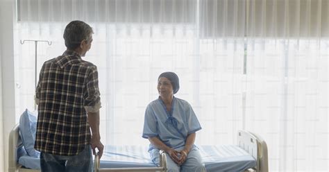 병원 건강 관리 및 의료 개념에서 보행기가 달린 머리 스카프를 착용한 암 환자 여성을 돕는 노인 남자 사진 Unsplash의 건강한 라이프 스타일 이미지